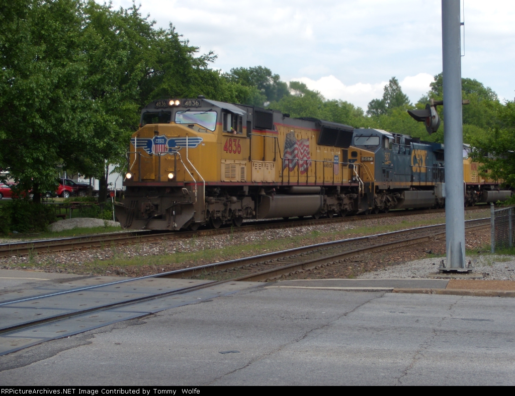 UP 4836 leads the MINNP with CSX 567 westbound on track 1